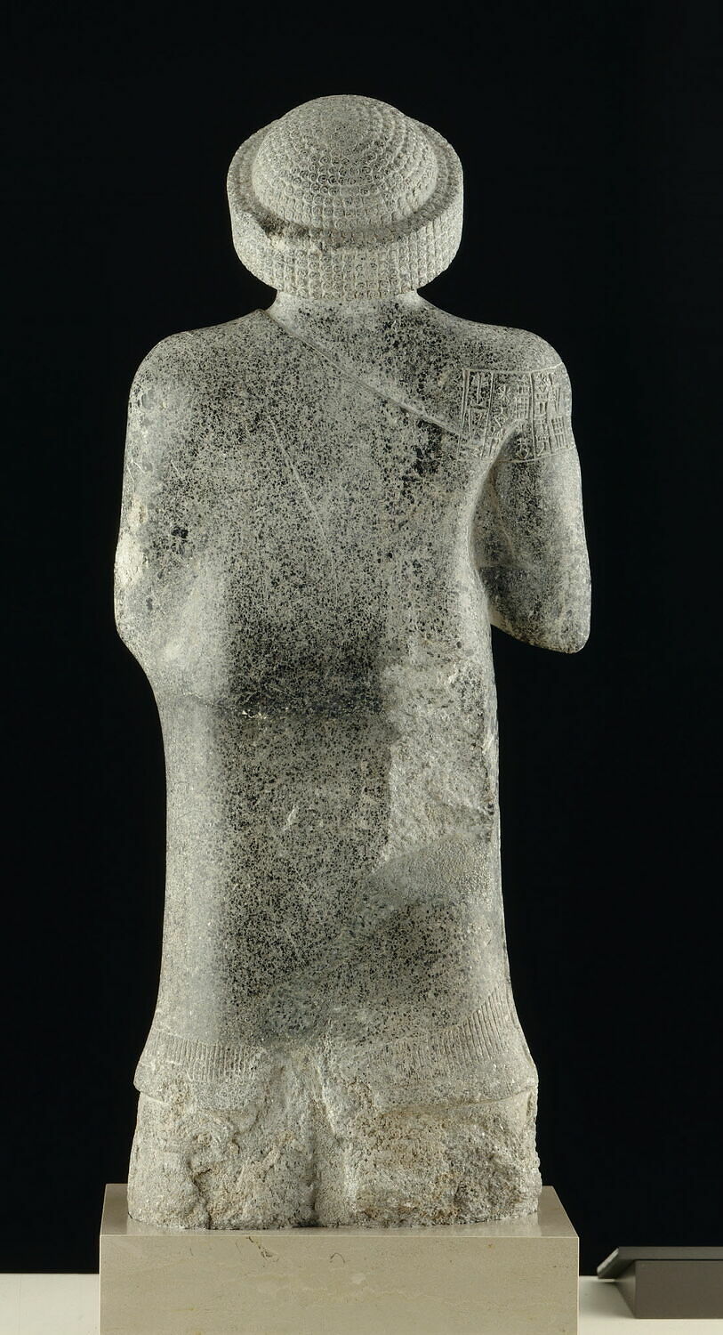 Statue de Gudea dite "au vase jaillissant" - Louvre site des collections