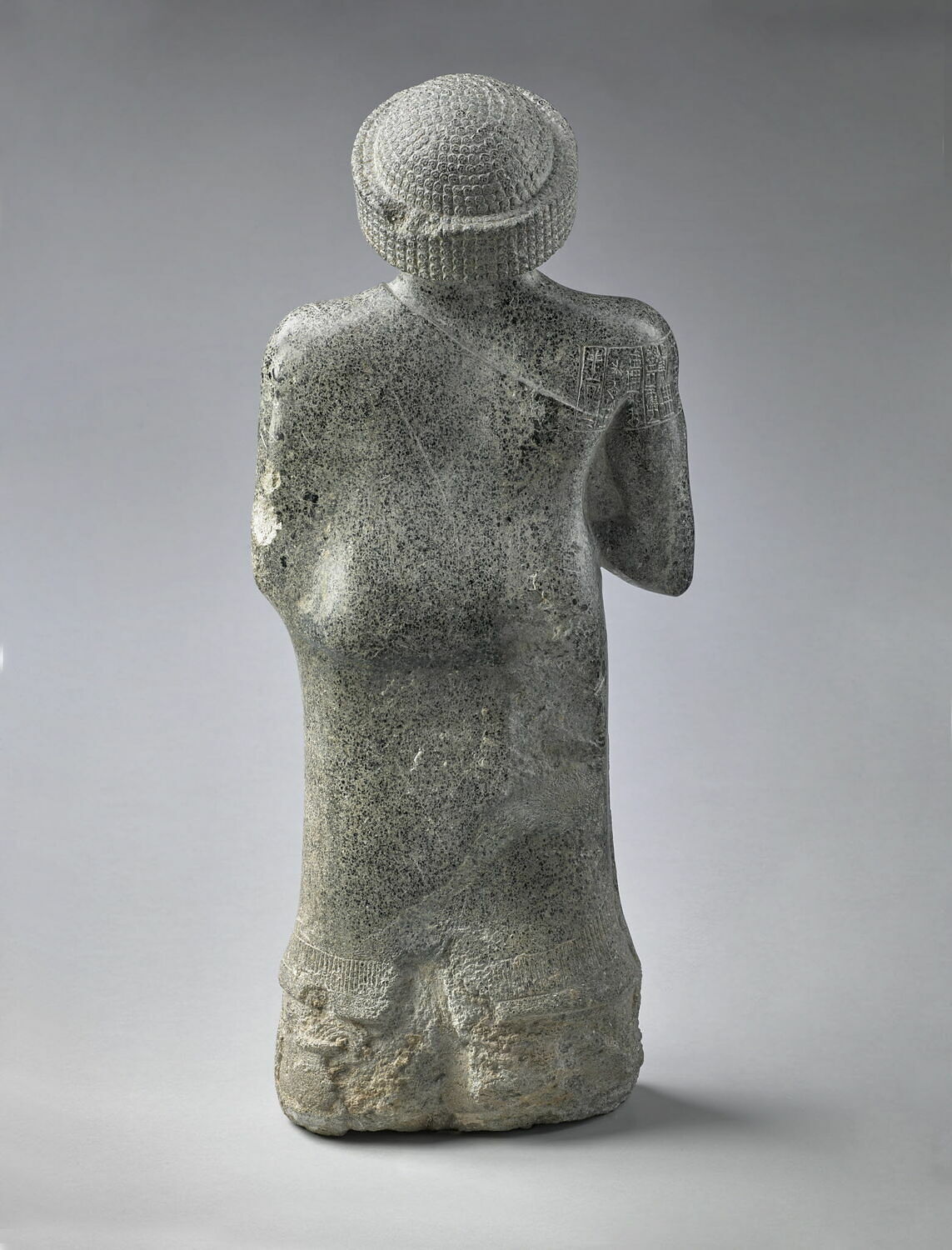 Statue de Gudea dite "au vase jaillissant" - Louvre site des collections