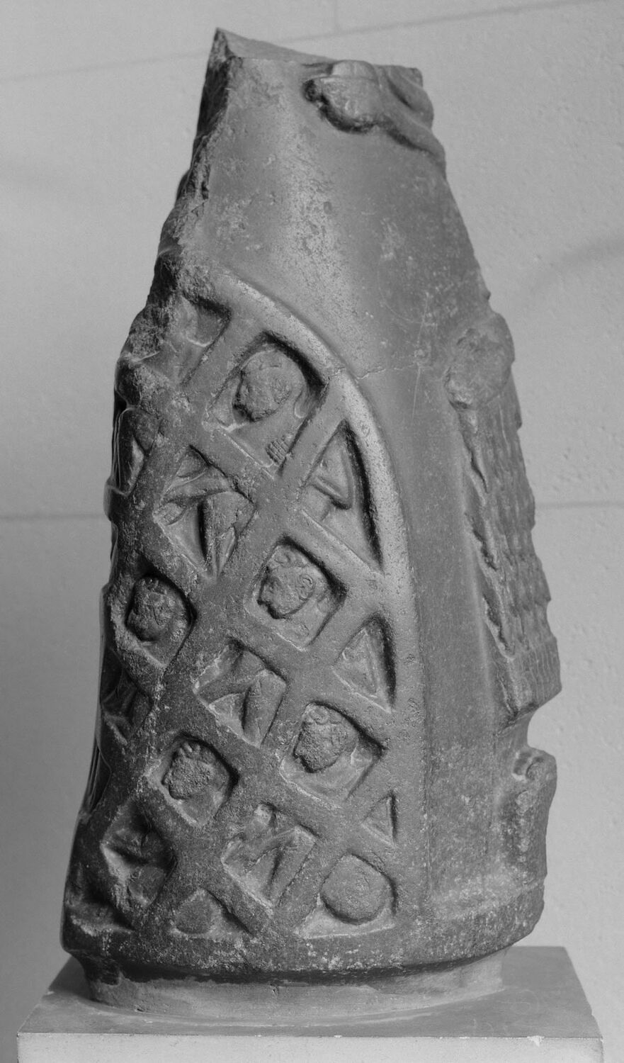 Sommet d'une stèle de l'époque de Sargon - Louvre site des collections