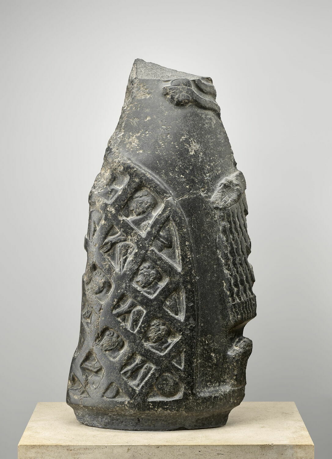 Sommet d'une stèle de l'époque de Sargon - Louvre site des collections