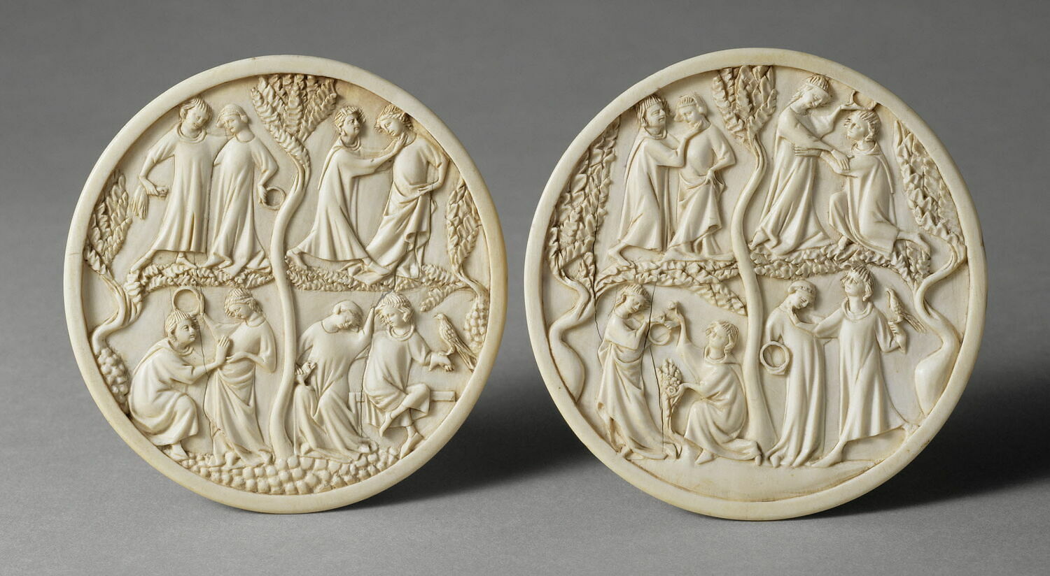 Paire de valves de miroir : Scènes courtoises - Louvre Collections