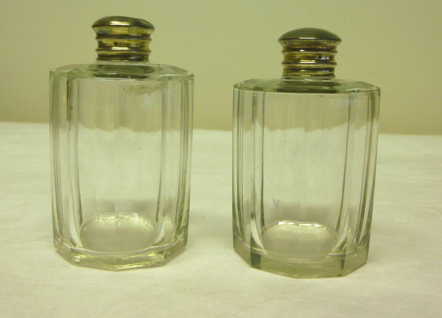 Deux paires de flacons et un grand flacon long, en cristal à bouchon en ...