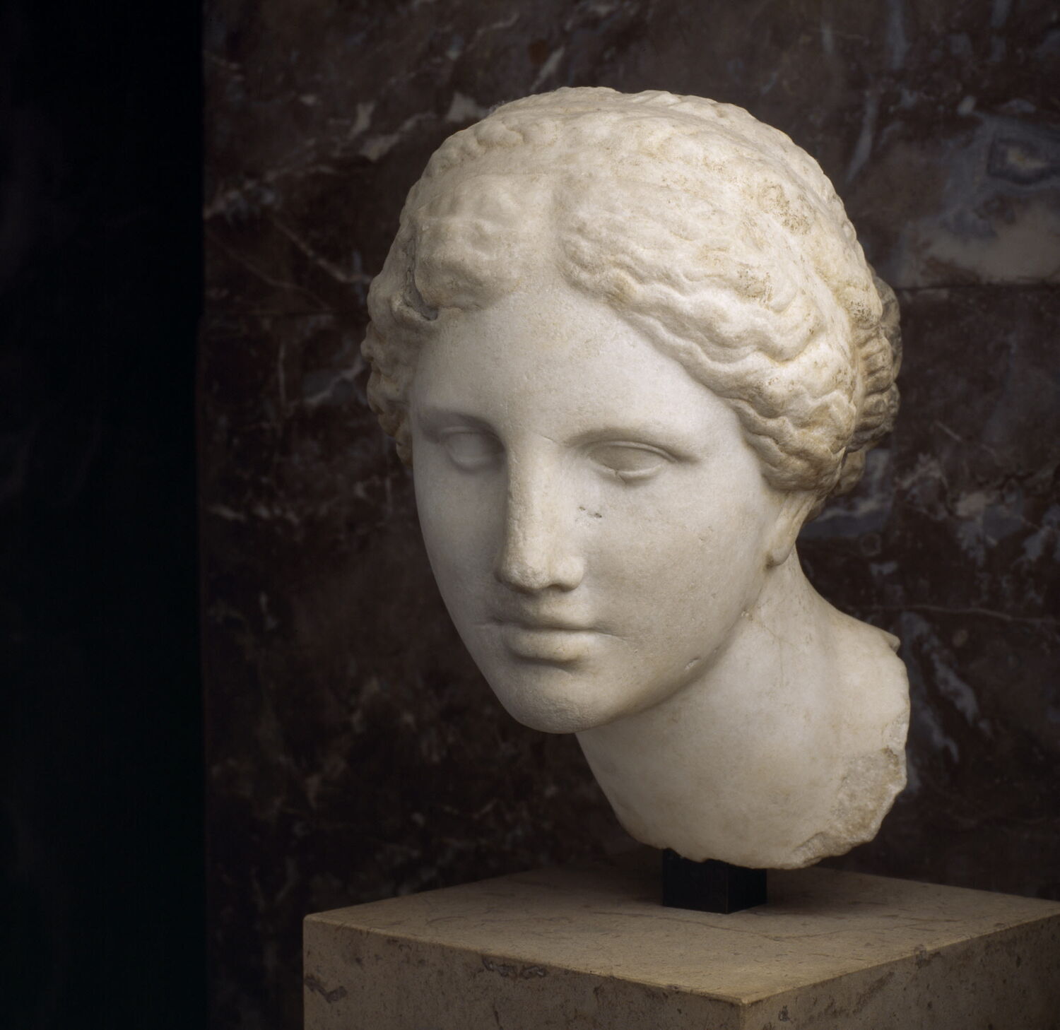 Tête d'Aphrodite du type de l'"Aphrodite de Cnide" - Louvre site des ...