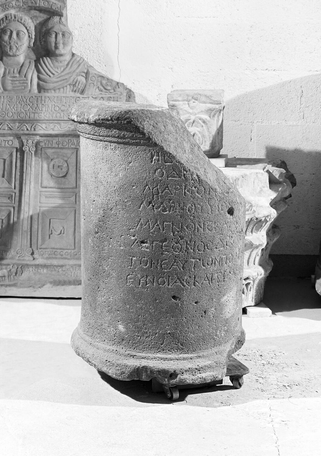 base de statue ; inscription - Louvre Collections