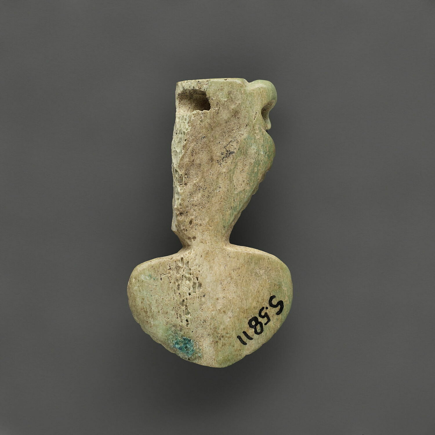 élément de collier ; amulette phallique - Louvre site des collections