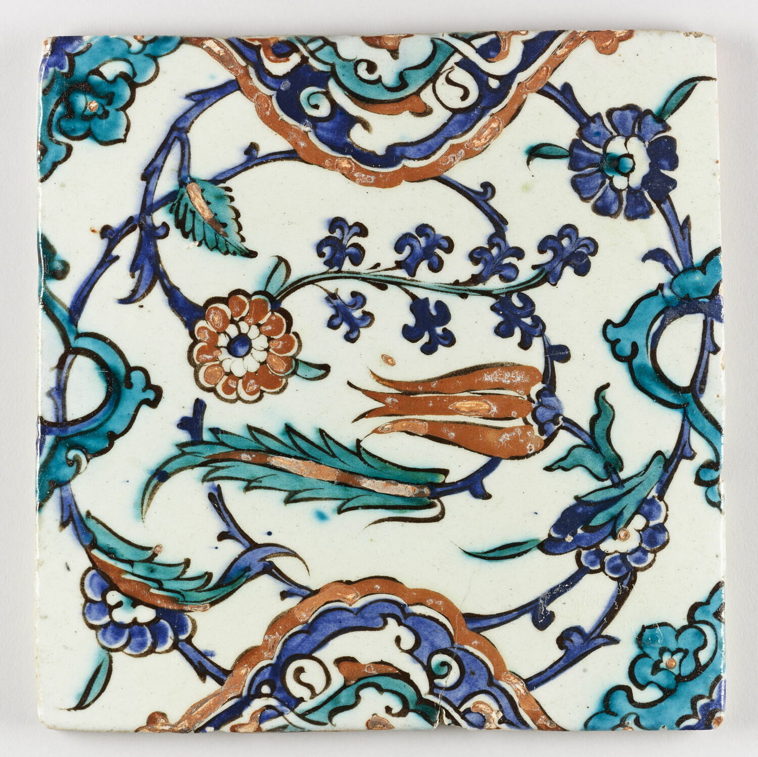 Carreau aux rinceaux quatre fleurs et médaillons polylobés à fleurons ...