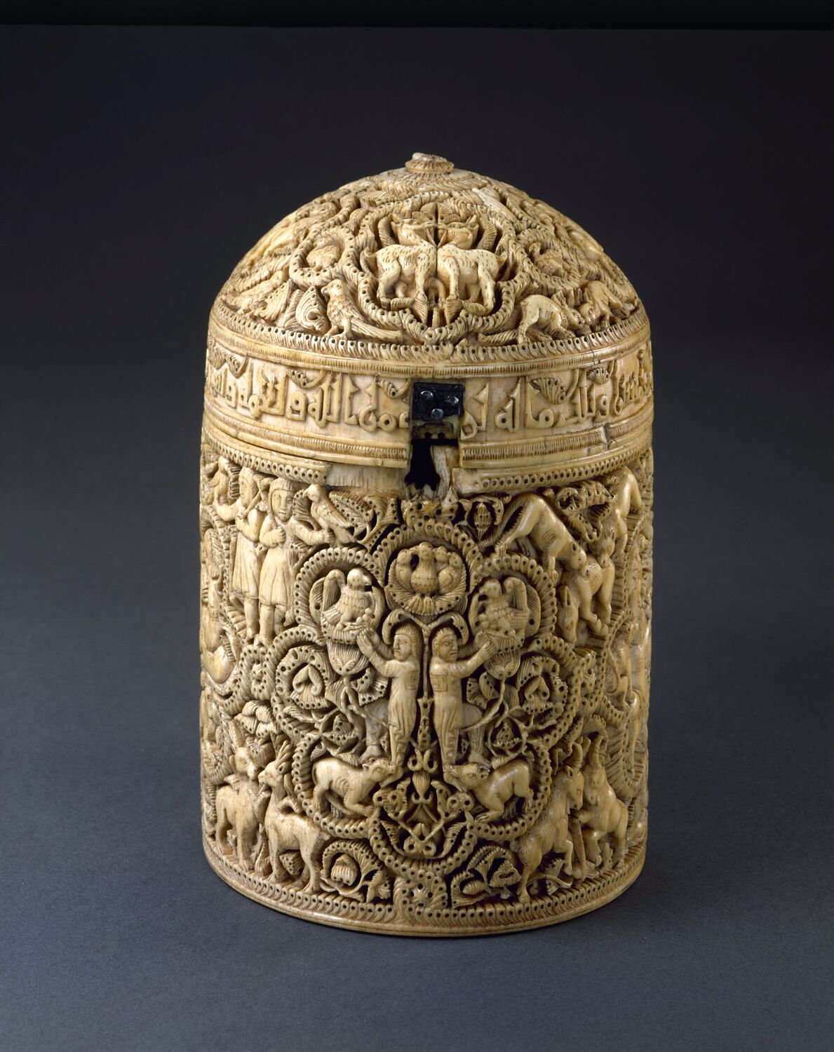 Pyxide au nom d'al-Mughira - Louvre Collections