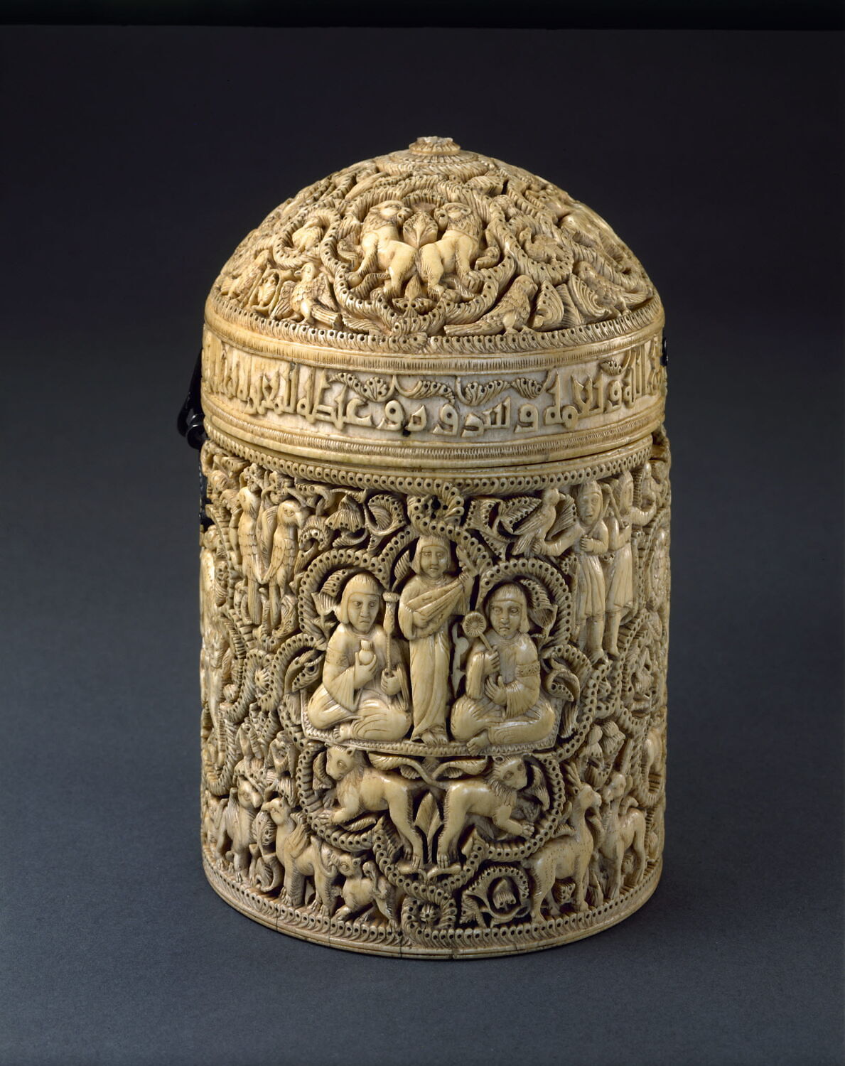 Pyxide au nom d'al-Mughira - Louvre Collections