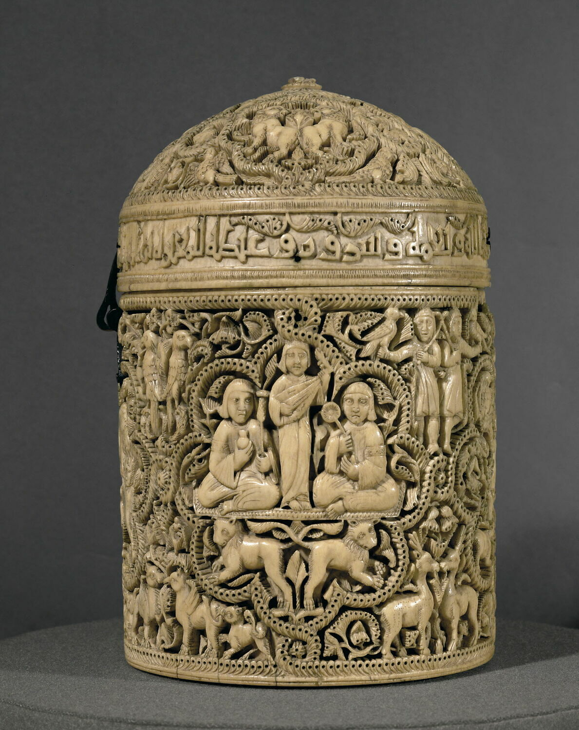 Pyxide au nom d'al-Mughira - Louvre Collections