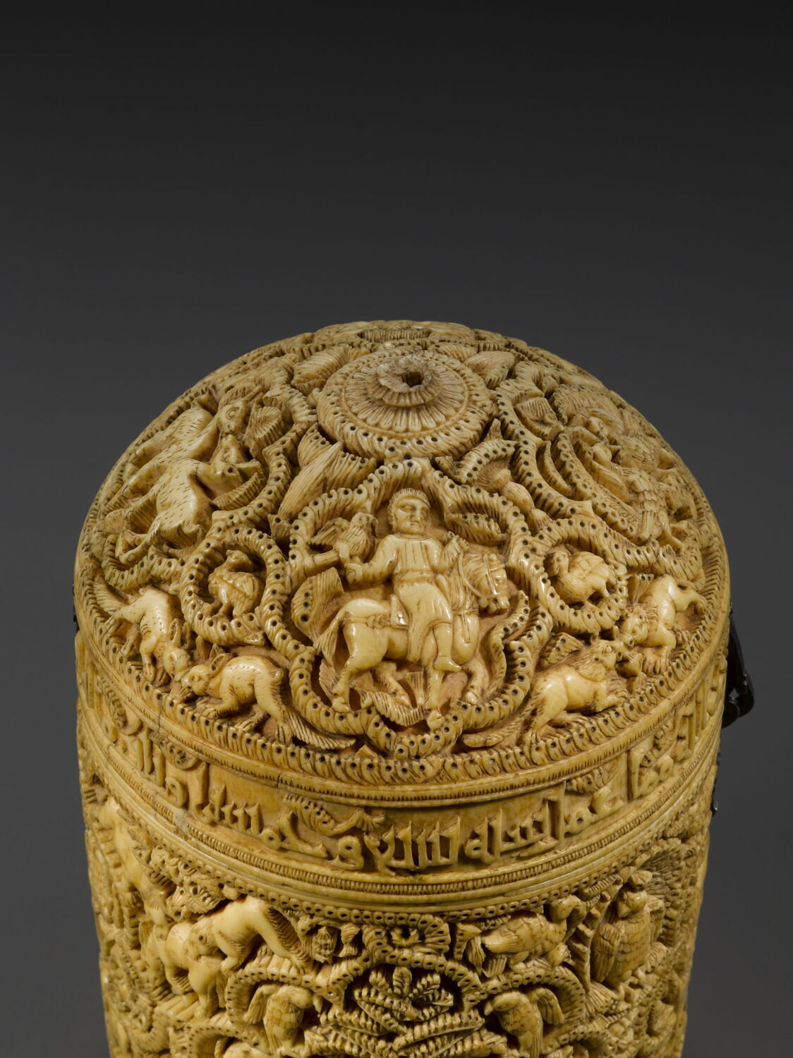 Pyxide au nom d'al-Mughira - Louvre Collections
