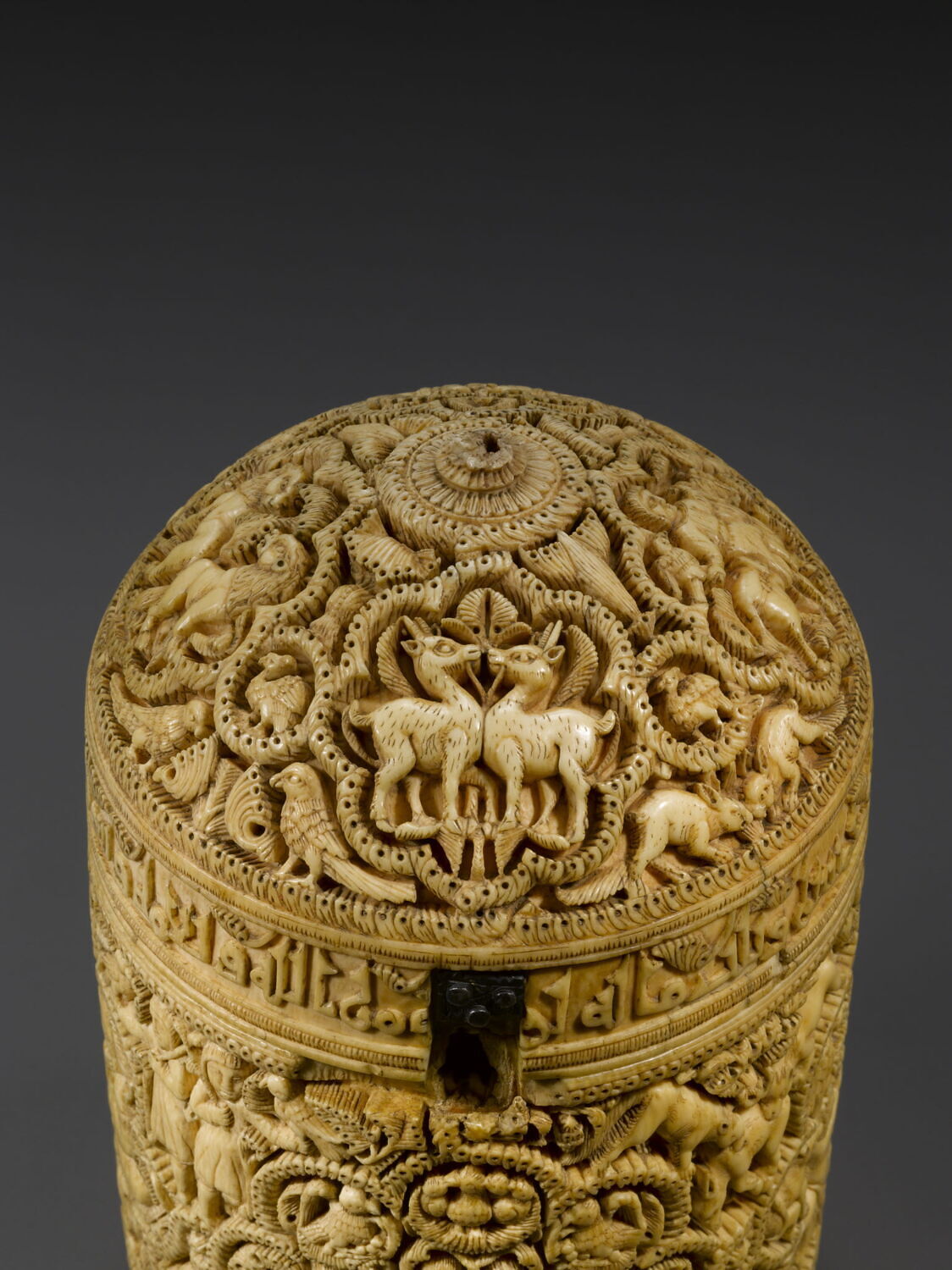 Pyxide au nom d'al-Mughira - Louvre Collections