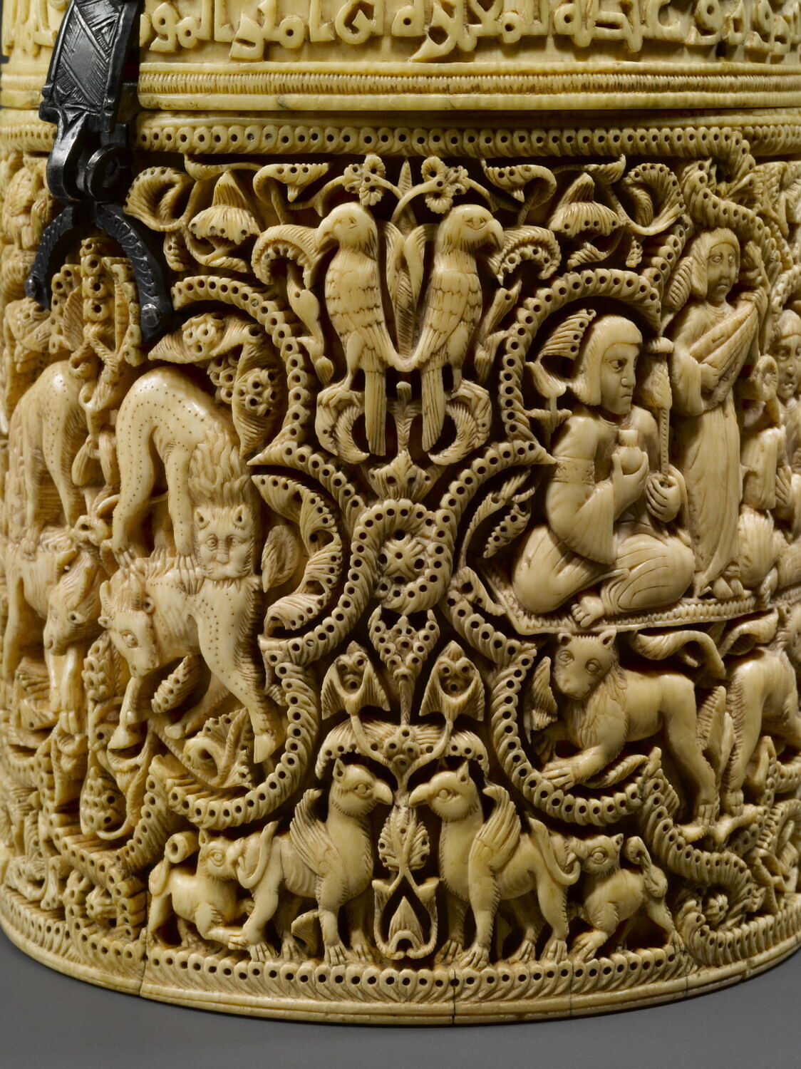 Pyxide au nom d'al-Mughira - Louvre Collections