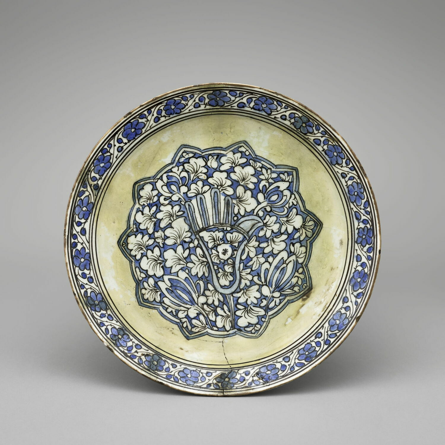Plat à la main sur un polylobe fleuri - Louvre Collections
