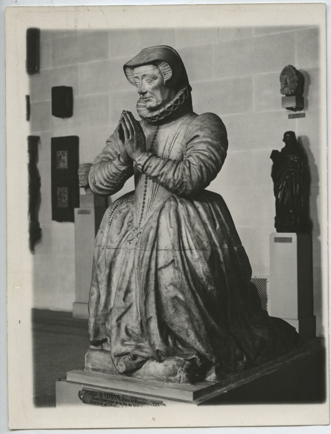 Jeanne de Vivonne, veuve de Claude de Clermont, seigneur de Dampierre ...