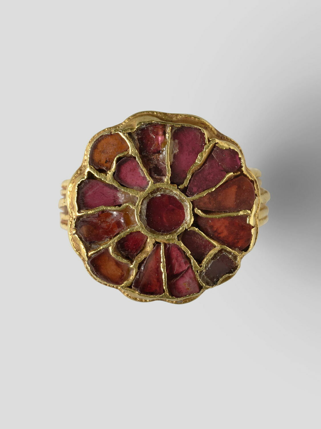 Bague mérovingienne d'Herpes, en orfèvrerie cloisonnée - Louvre site ...