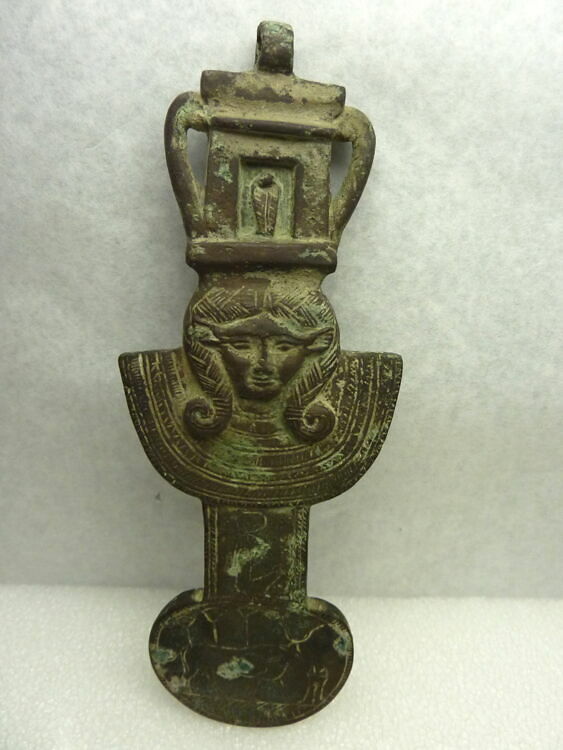 égide et contrepoids de collier rabattu - Louvre site des collections