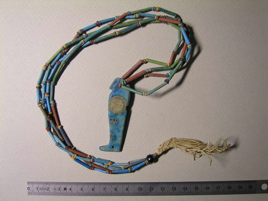collier à pendentif ; collier à 2 rangs ; perle tubulaire ; amulette ...
