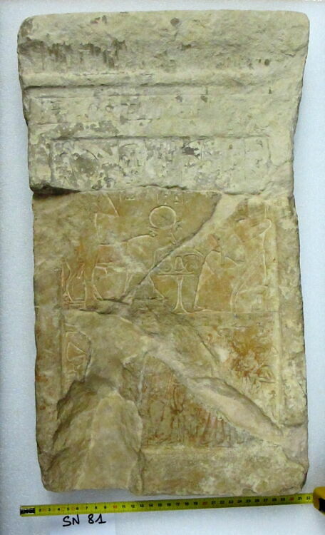 stèle rectangulaire à corniche - Louvre site des collections