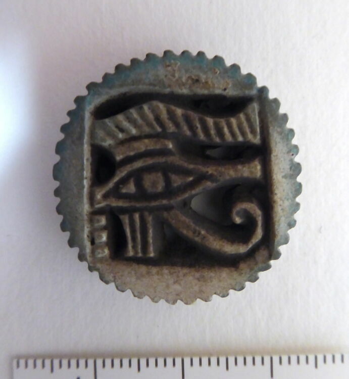 amulette oudjat circonscrit ajouré - Louvre site des collections