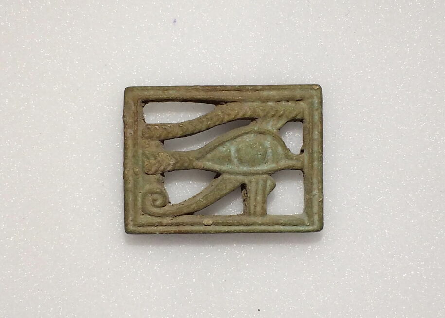 amulette oudjat rectangulaire ajouré - Louvre Collections