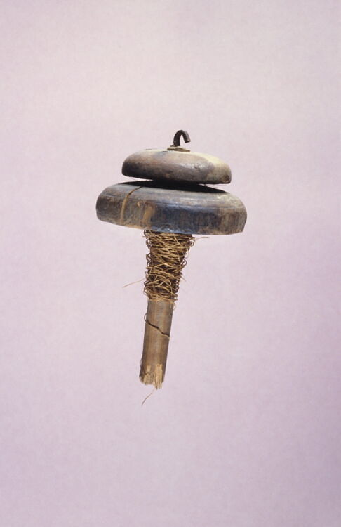 fuseau à double fusaïole à crochet ; fil - Louvre site des collections