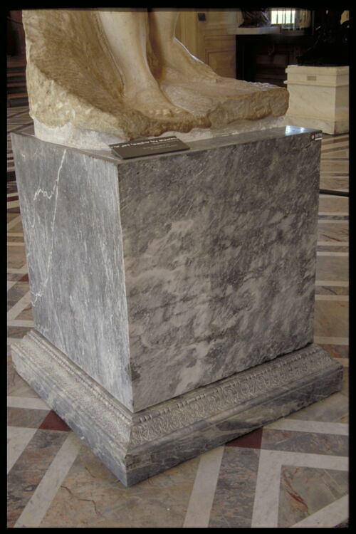 Socle - Louvre site des collections
