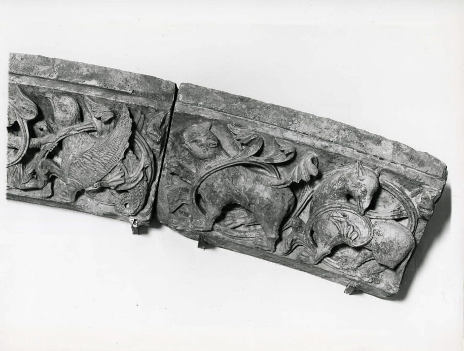 Un lion et un animal chimérique, dans des rinceaux - Louvre site des ...