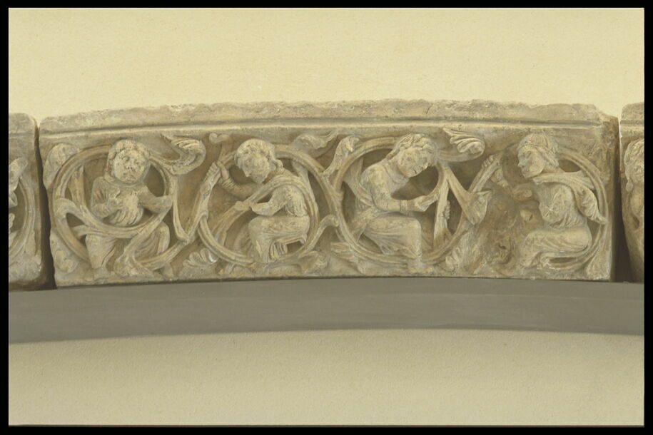 Quatre personnages dans des rinceaux - Louvre site des collections