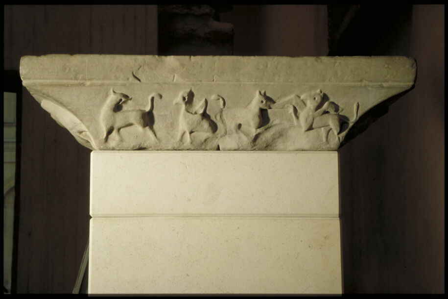 Tailloir à quatre faces décoré d'animaux monstrueux - Louvre site des ...