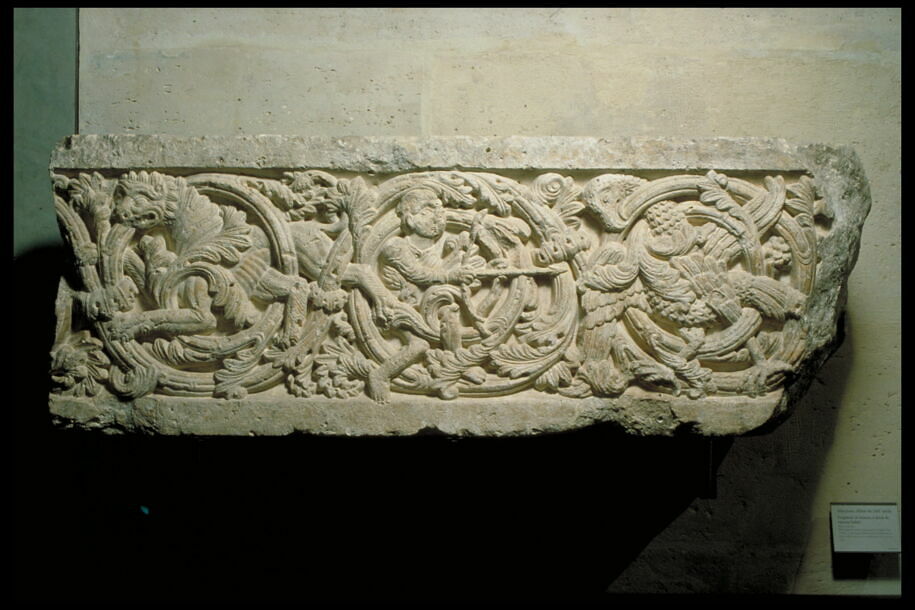 Fragment de linteau à décor de rinceau habité - Louvre Collections