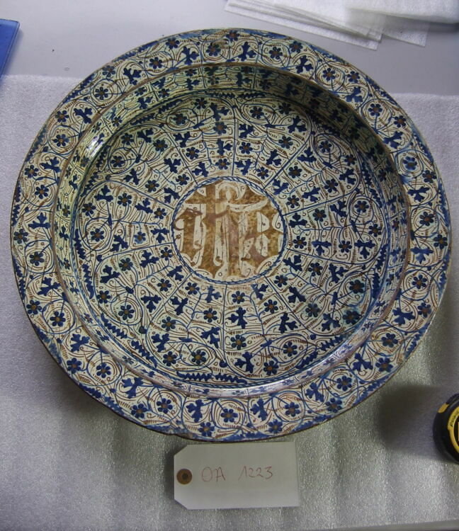 Bassin creux rond : christogramme "IHS" - Louvre Collections