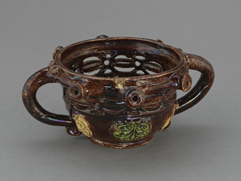 Pot bas à deux anses (pot trompeur ?) - Louvre site des collections
