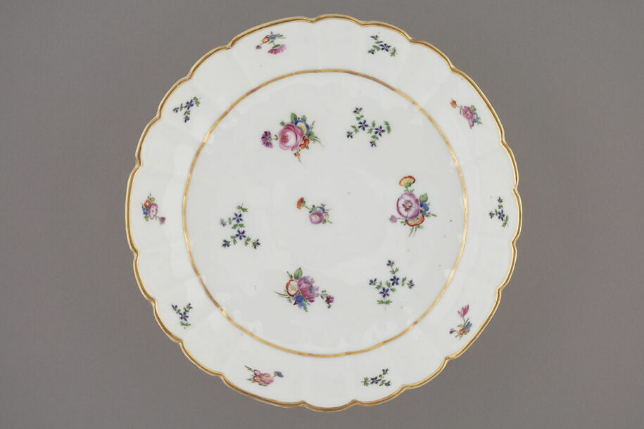 Compotier rond à bords festonnés et à côtes à l'intérieur, d'un ...