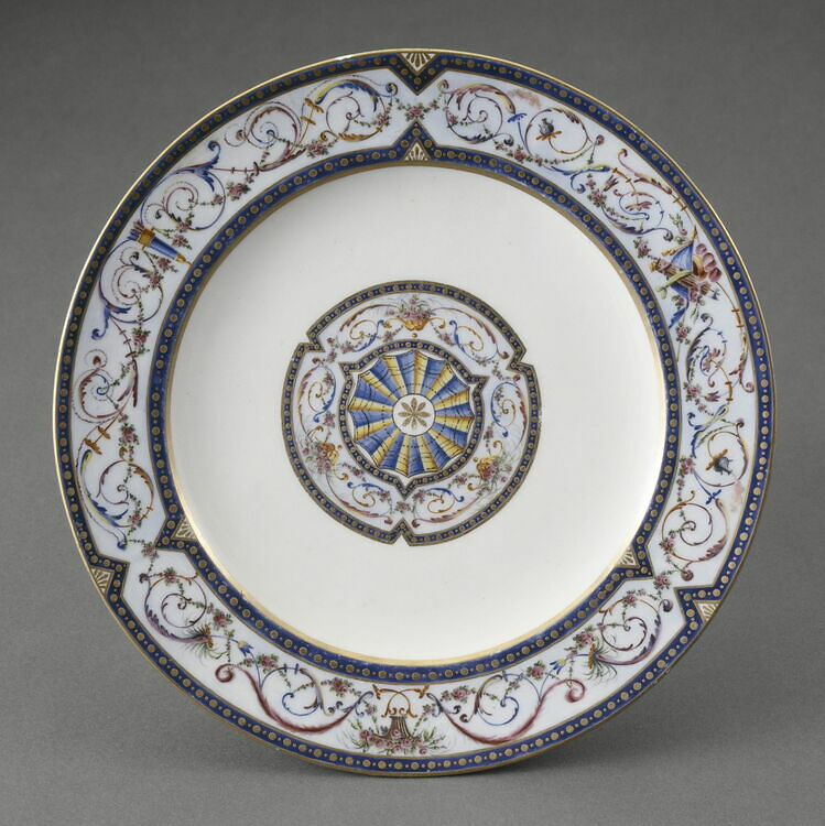 Assiette au marli bleu pâle et arabesques - Louvre site des collections