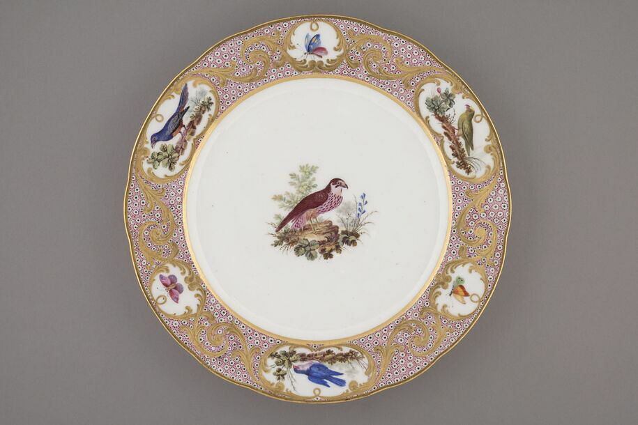Assiette au marli rose, à décor pointillé - Louvre site des collections