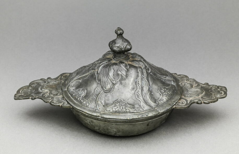 Ecuelle à orillon avec son couvercle - Louvre site des collections