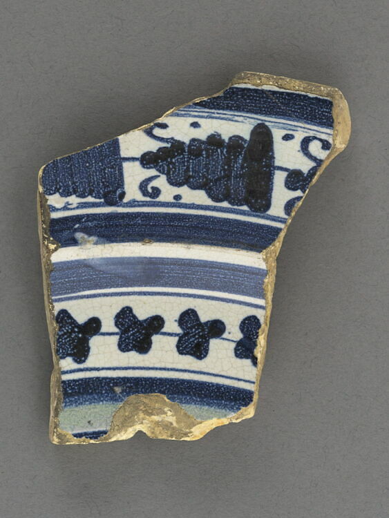 Fragment de l'aile et du marli d'un plat - Louvre Collections