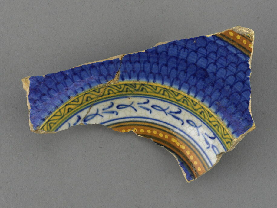 Fragments de l'aile et du marli d'un plat - Louvre Collections