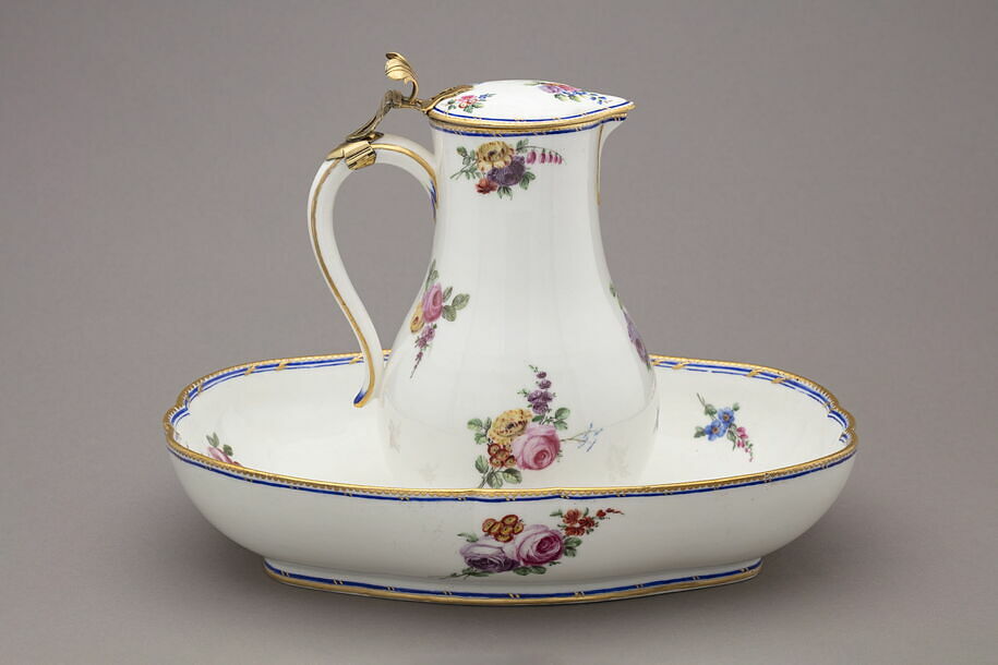 Pot à eau et cuvette - Louvre site des collections