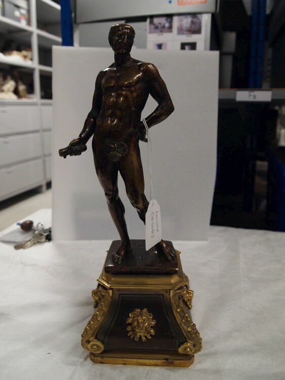 Statuette : homme nu tenant un volumen - Louvre site des collections