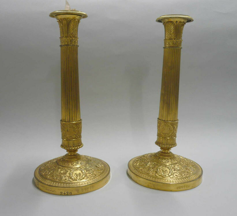 Flambeau d'une paire, à tige cannelée, pied bombé décoré de couronnes ...