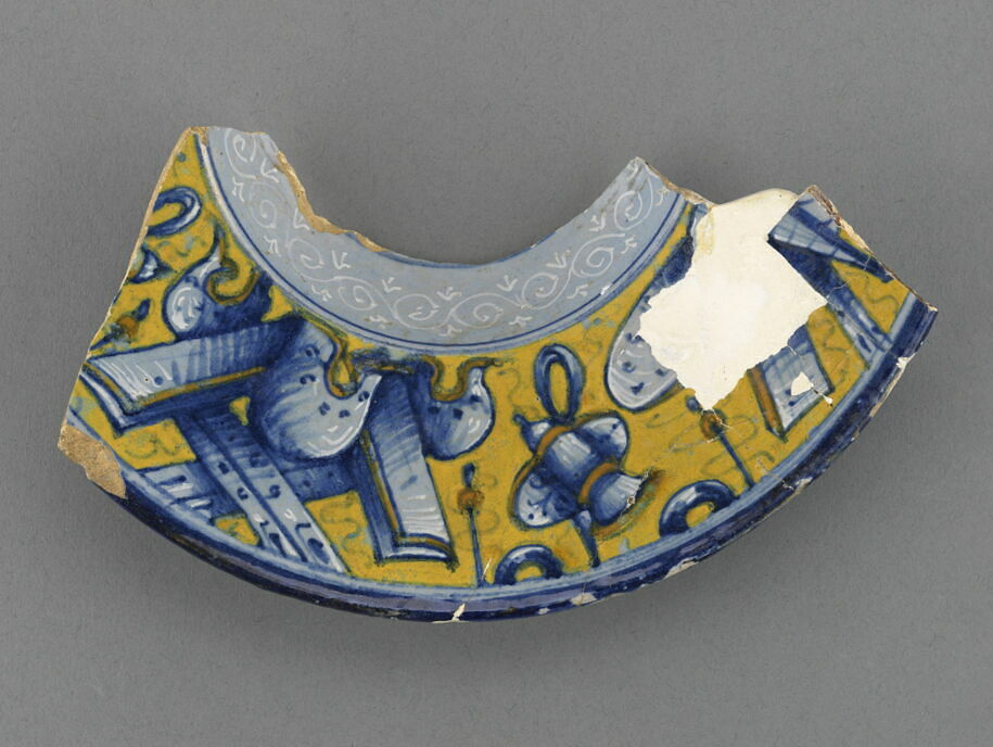 Fragments de l'aile et du marli d'un plat : trophées d'instruments de ...