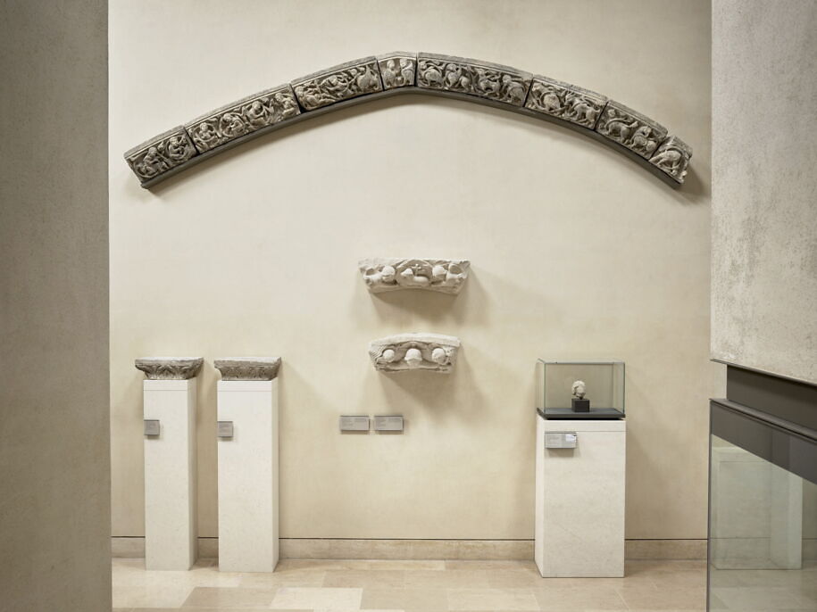 Sept fragments de voussure et une clef de voussure - Louvre site des ...