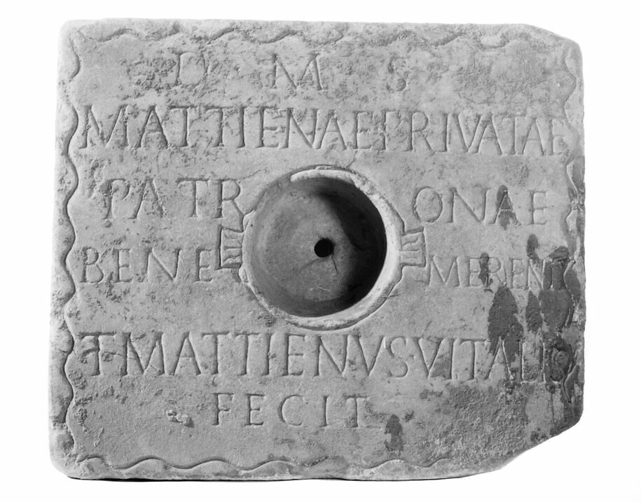 table à libations ; inscription - Louvre Collections