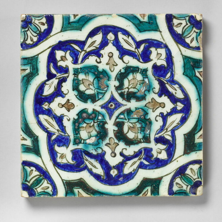 Carreau à médaillon polylobé enfermant un quadrilobe floral - Louvre ...