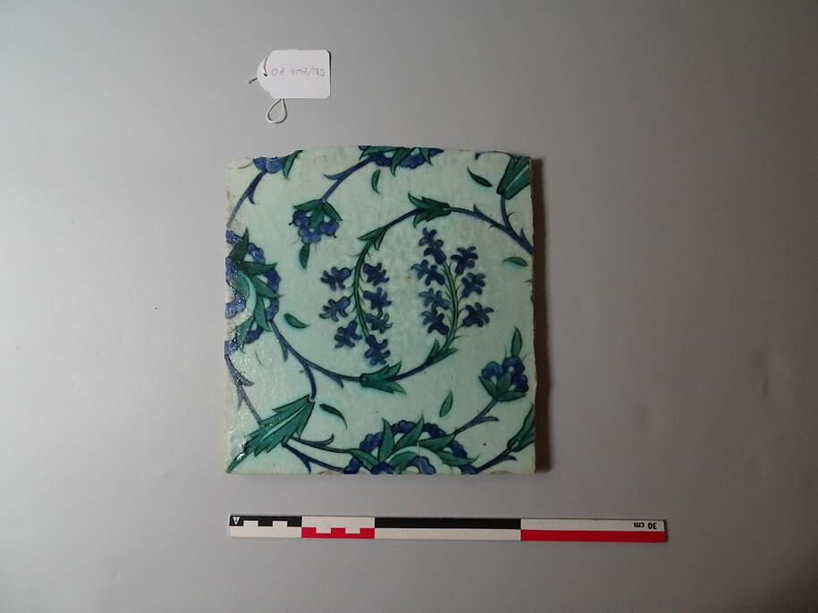 Carreau au rinceau léger en spirale porteur de fleurs épanouies saz et ...