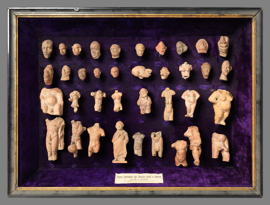 Tableau présentant un ensemble de 37 figurines en plâtre - Louvre ...