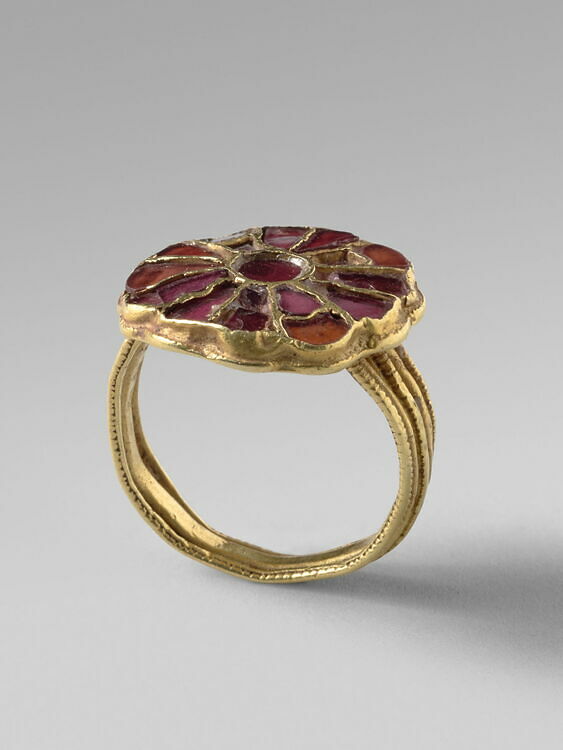 Bague mérovingienne d'Herpes, en orfèvrerie cloisonnée - Louvre Collections
