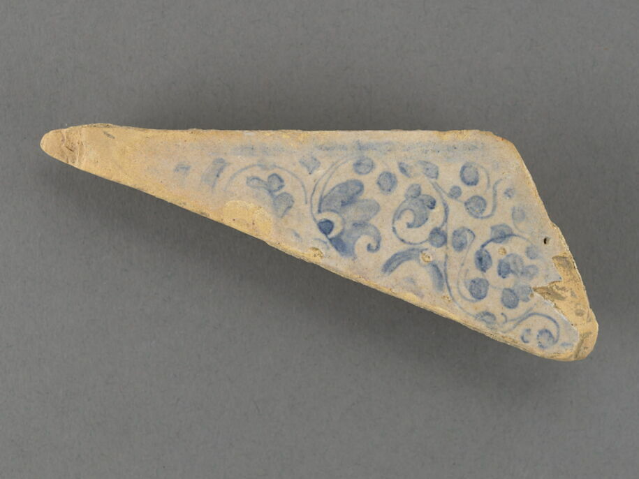 Carreau à décor "a porcellana" de rinceaux bleu clair sur fond blanc, d ...