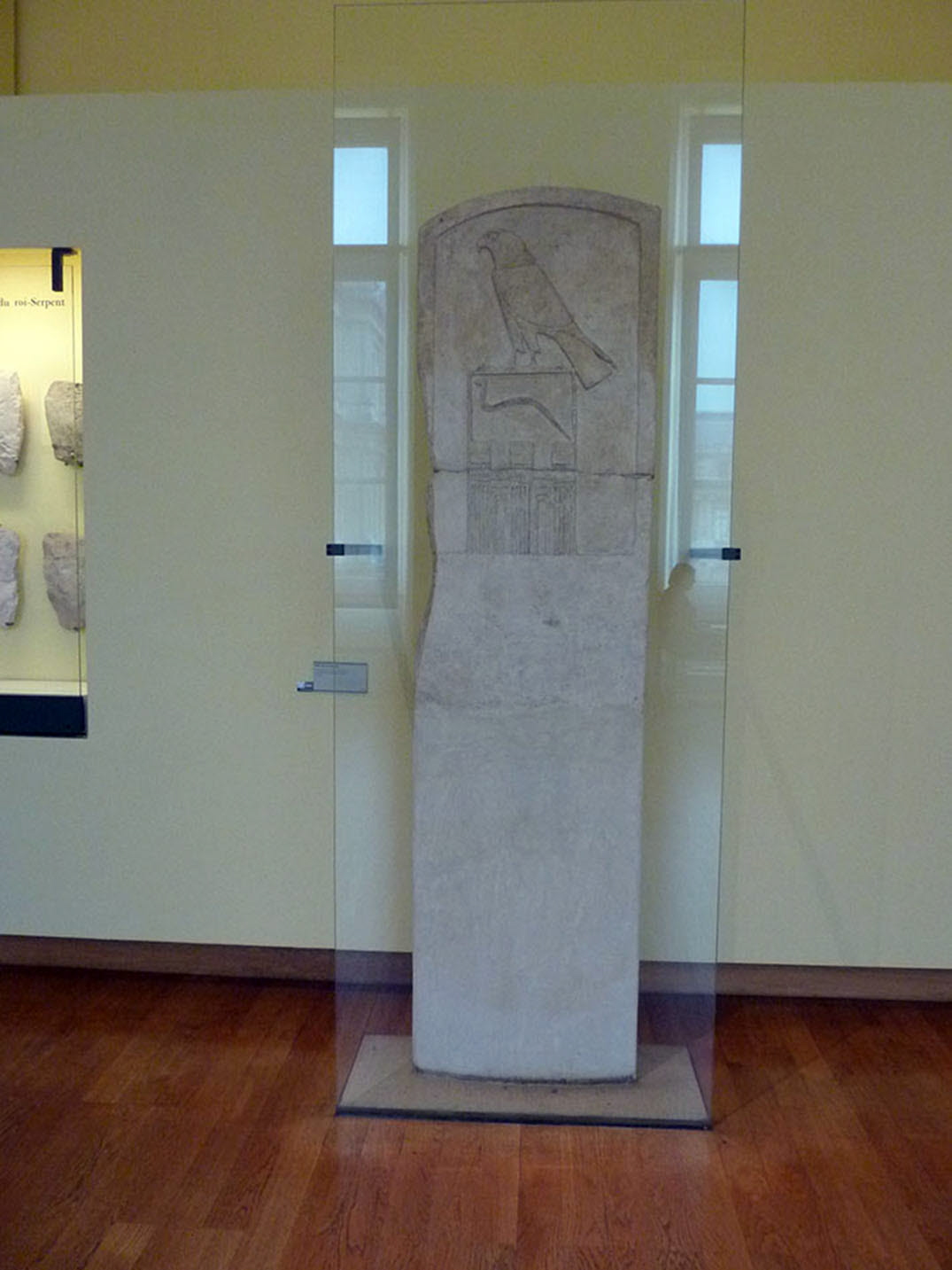 stèle cintrée ; Stèle du roi Serpent - Louvre Collections